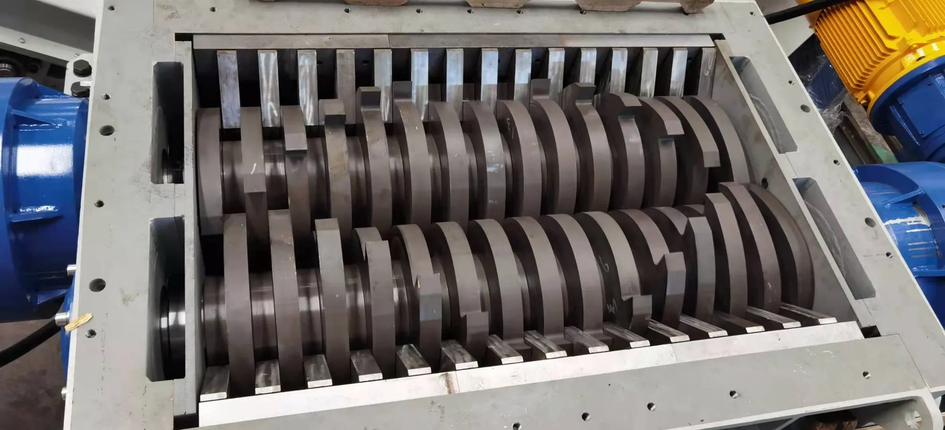 Heavy-Duty Double Shaft Shredder - Rumtoo
